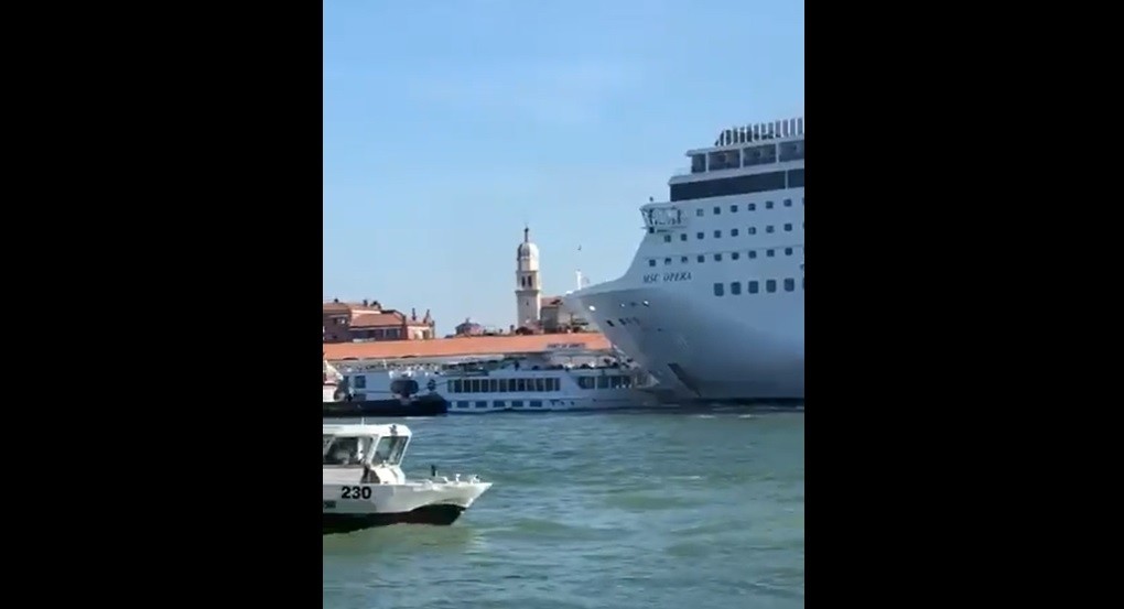 Turistahajóba ütközött egy óceánjáró Velencében